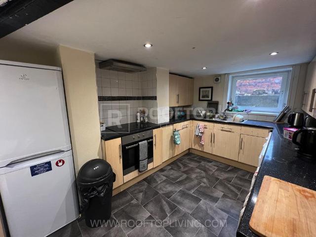 Delph Mount, Leeds LS6 5 bed house to rent £2,708 pcm £625 pw