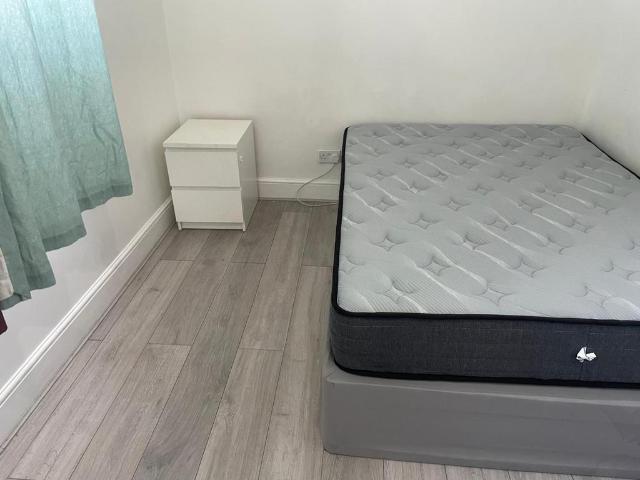 Deptford High Street, London SE8 1 bed flat to rent £1,600 pcm £369 pw