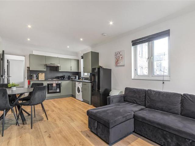 Deptford High Street, London, SE8 1 bed flat to rent £1,750 pcm £404 pw