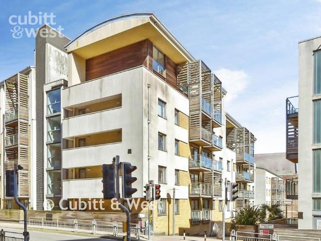 DEPOSIT ALTERNATIVE AVAILABLE, Fleet. 3 bed flat to rent £2,250 pcm £519 pw