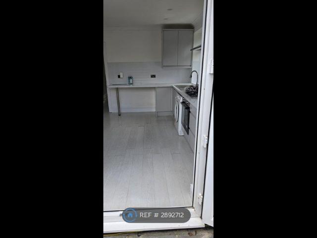 Depot Road, Horsham RH13, 2 bed flat to rent, £1,400 pcm | PrimeLocation