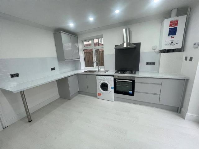 Depot Road, Horsham, West Sussex, RH13 2 bed apartment to rent £1,450 pcm £335 pw