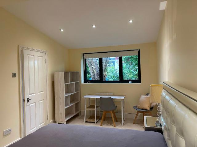 Derwent Avenue, Kingston Vale, London SW15, 1 bed flat to rent, £2,050 pcm | PrimeLocation