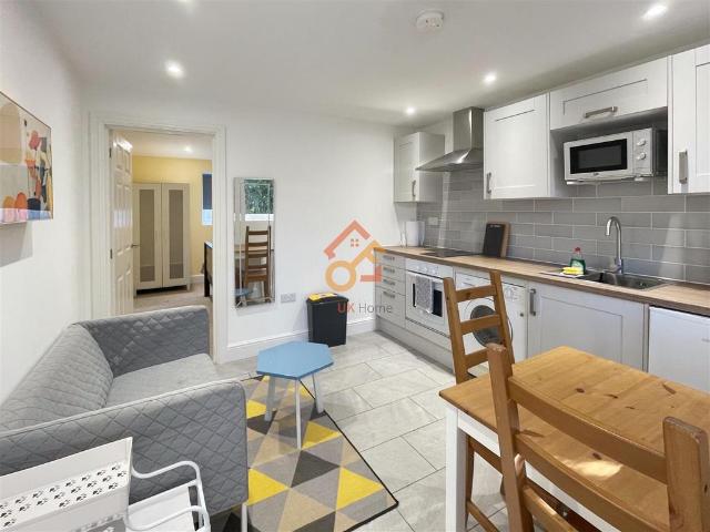 Derwent Avenue, Kingston Vale. 1 bed flat to rent £1,900 pcm £438 pw