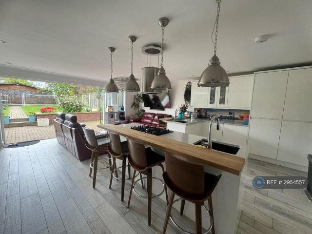 Derwent Gardens, Wembley, HA9 5 bed semi detached house to rent £4,200 pcm £969 pw