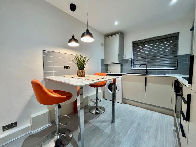 Derwentwater Grove, Leeds LS6, 2 bed flat to rent, £1,000 pcm | PrimeLocation