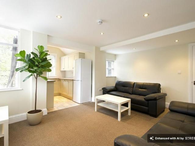 Derby Road, Nottingham, NG7 4 bed flat to rent £2,173 pcm £501 pw