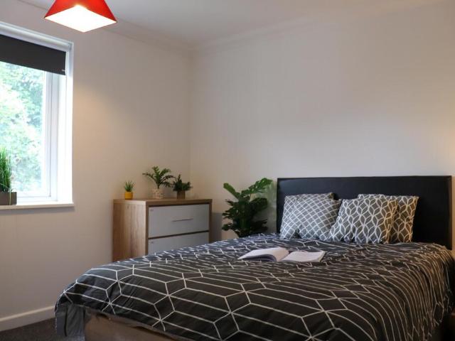 Derby Street 3 bed flat to rent £1,729 pcm £399 pw