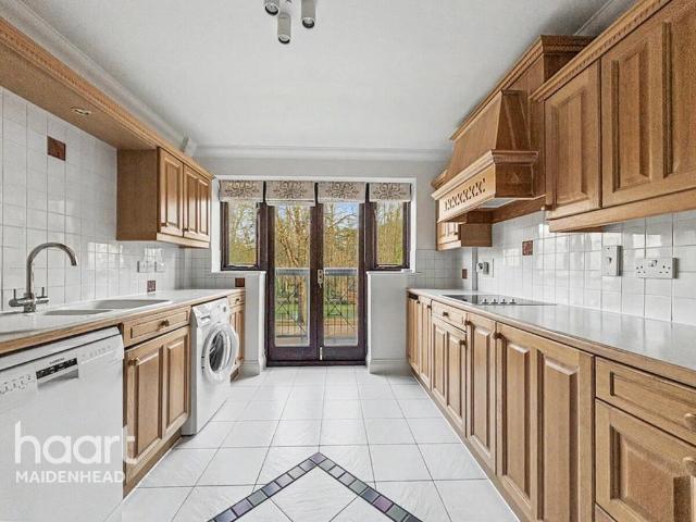 Derek Road, Maidenhead 2 bed apartment to rent £1,800 pcm £415 pw