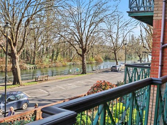 Derek Road, Maidenhead 2 bed apartment to rent £1,800 pcm £415 pw