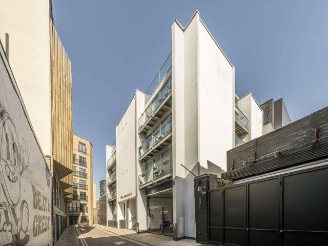 Dereham Place, London EC2A 3 bed flat to rent £4,500 pcm £1,038 pw