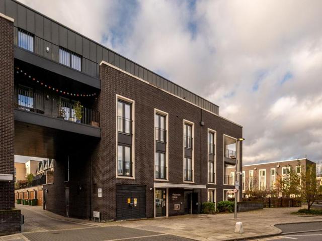 Derny Avenue, Stratford, London, E20 1 bed flat to rent £4,000 pcm £923 pw