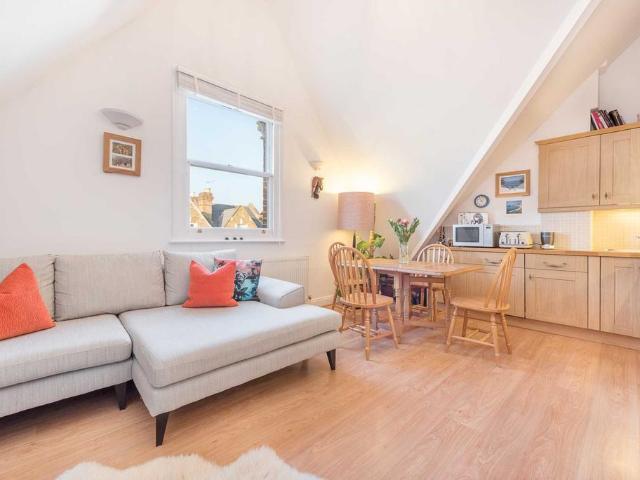 Deronda Rd, Herne Hill 2 bed flat to rent £2,100 pcm £485 pw