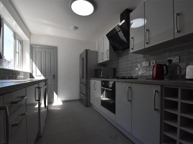 Derry Avenue, Plymouth PL4 5 bed end of terrace house to rent £2,443 pcm £564 pw