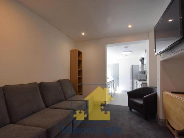 Derry Avenue, Plymouth PL4 5 bed end of terrace house to rent £2,443 pcm £564 pw