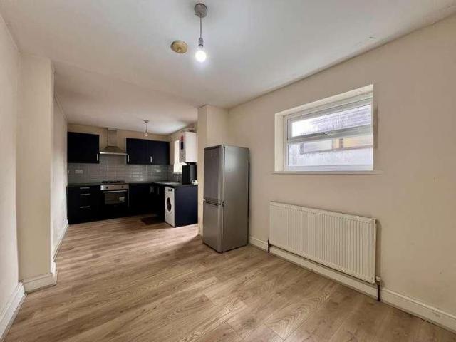 Dersingham Avenue, Manor, E12