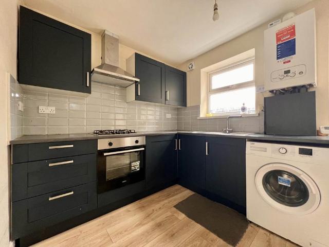 Dersingham Avenue, Manor Park, E12 2 bed flat to rent £1,900 pcm £438 pw