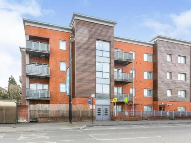 Desborough Road, HIGH WYCOMBE 2 bed flat to rent £1,700 pcm £392 pw
