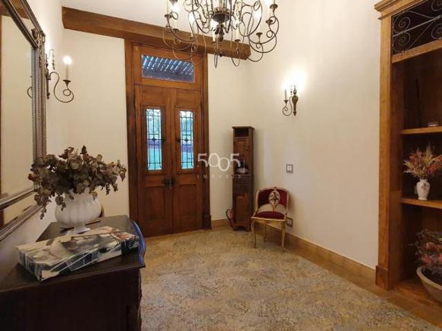 Descubra a verdadeira definição de luxo e tranquilidade nesta deslumbrante casa de arquitetura tosca