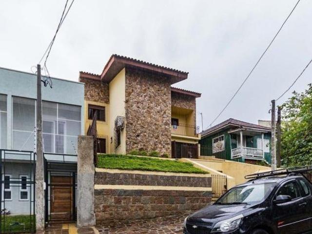 Descubra essa incrível casa à venda em Porto Alegre, no bairro Vila Ipiranga, uma das regiões mais t