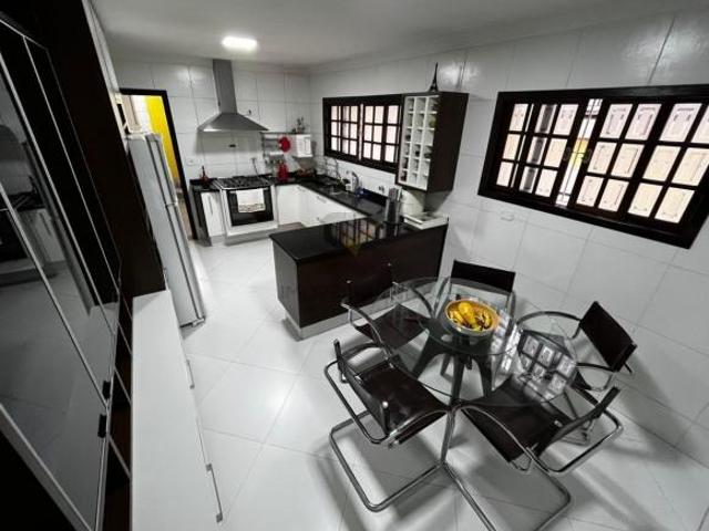 Descubra esta incrível casa de 3 quartos no Jardim das Flores Osasco/SP! 195m² de conforto e qualid