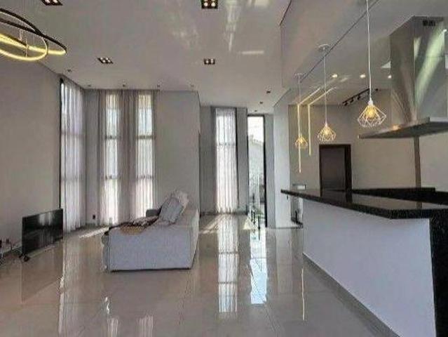 Descubra esta linda casa projetada para oferecer conforto para sua família!