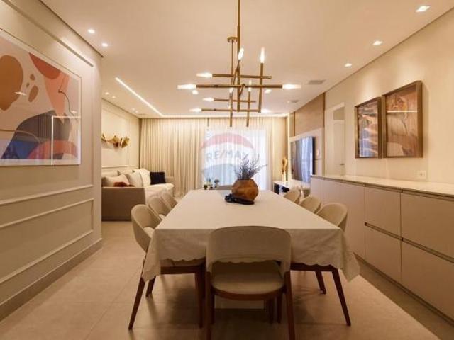 Descubra o ápice do luxo e da exclusividade em Praia Grande com este magnífico apartamento