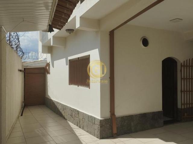 Descubra o luxo, o conforto e a sofisticação deste sobrado exclusivo no bairro Parque Itamaraty, uma