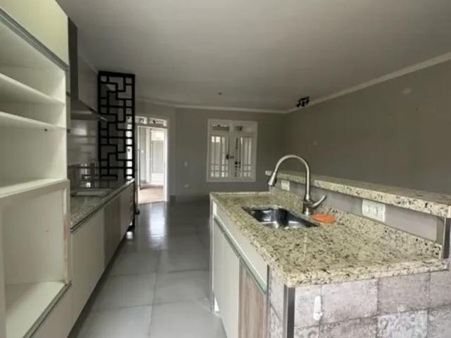 Descubra o seu novo lar dos sonhos nesta incrível casa localizada em um bairro com grande potencial