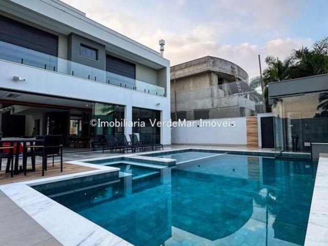 Descubra o seu refúgio exclusivo no Jardim Acapulco com esta deslumbrante residência a venda