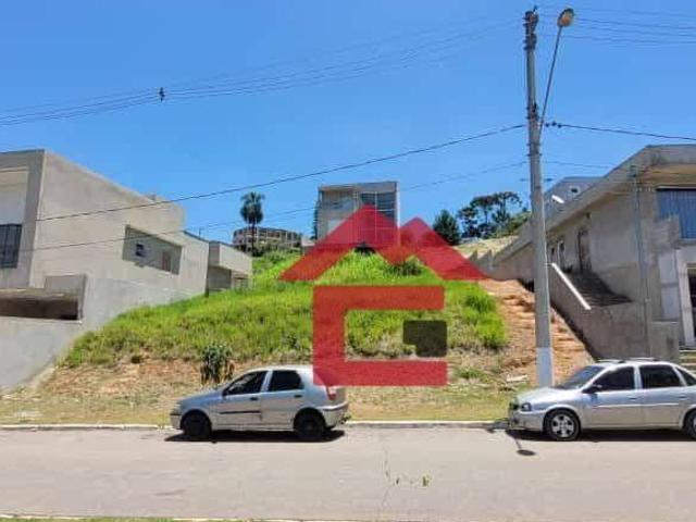 Descubra Seu Refúgio de Sonhos: Terreno em Aclive com 502,53 m² em Condomínio Próximo ao Centro de C