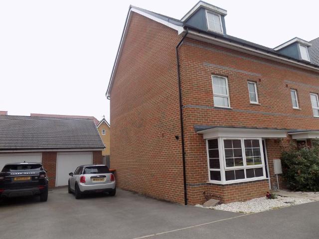 Design Drive, Dunstable, Bedfordshire 4 bed end of terrace house to rent £1,900 pcm £438 pw