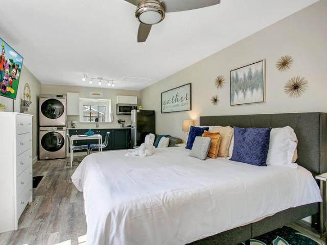 Designer Studio with King bedGym and Pool access n