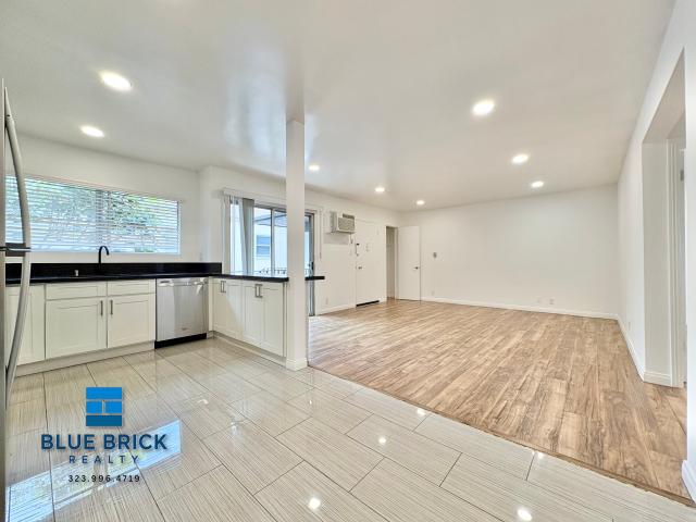 Desirable 2 Bedroom with Private Balcony Near Beverly Grove