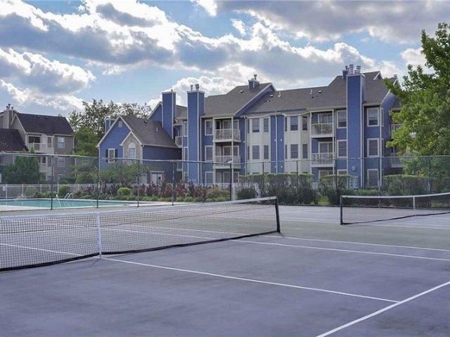 Desirable Crosspointe condo complex 1 BR 1 bathroo