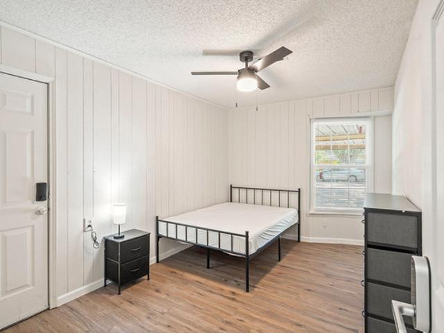 Desirable locationIn a quiet low traffic street. Comfortable House with large backyard, In front of Veterans Park, Fully stocked kitchen and high speed Wifi!