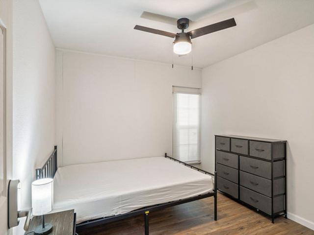 Desirable locationIn a quiet low traffic street. Comfortable House with large backyard, In front of Veterans Park, Fully stocked kitchen and high speed Wifi!