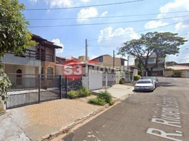 Elegante casa de vila para venda em Jardim Regina com 4 quartos, sendo 2 suítes, 235m²