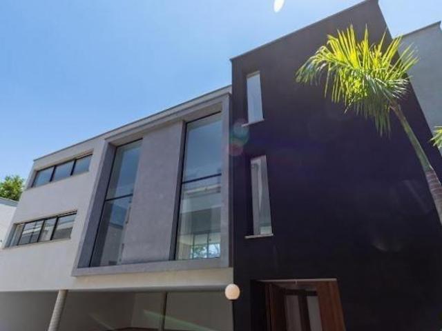 Confortável casa em condomínio para venda com 4 quartos, sendo 4 suítes, 712m²
