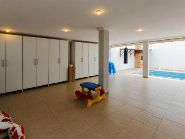 Elegante casa para venda em Conjunto Residencial Santa Terezinha com 4 quartos, sendo 1 suíte, 192m²