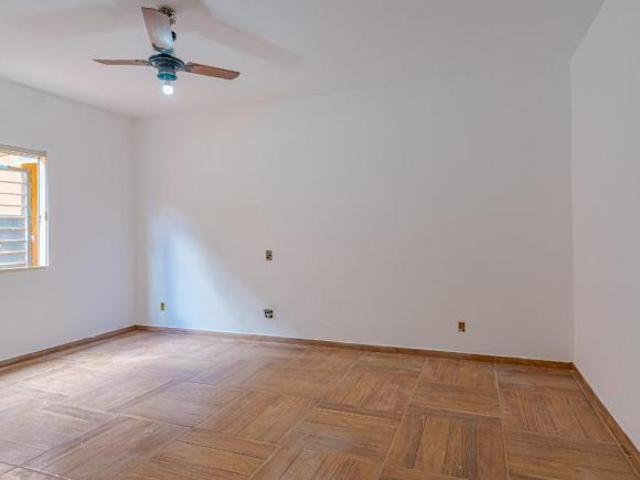 Agradável casa para venda em Jd Chapadão com 2 quartos, 161m²