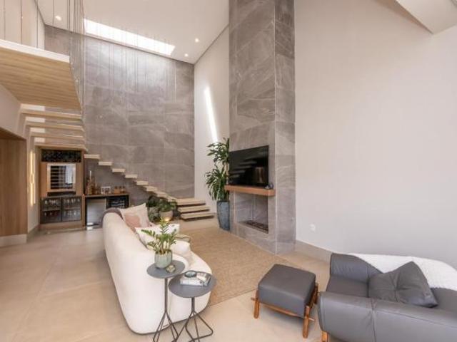 Versátil casa para venda em Planalto Paulista com 4 quartos, sendo 2 suítes, 319m²