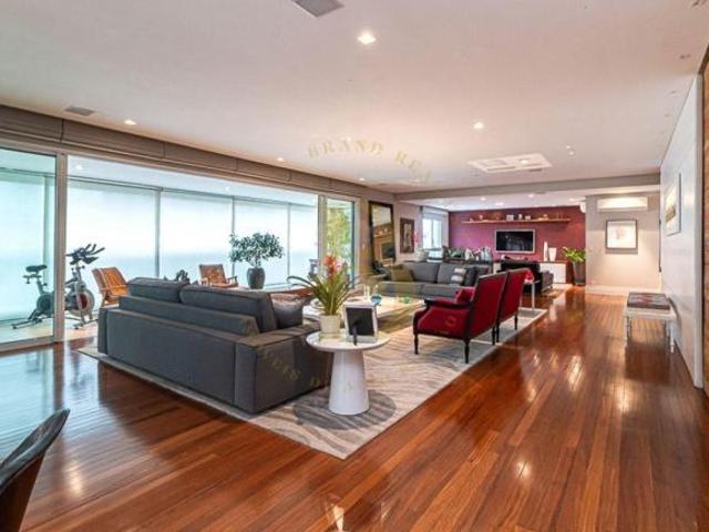 Deslumbrante apartamento, com acabamentos refinados, localizado no Campo Belo