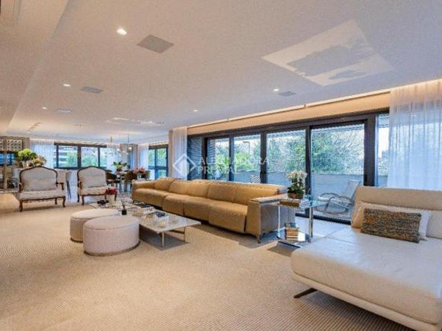 DESLUMBRANTE APARTAMENTO UM POR ANDAR MOBILIADO