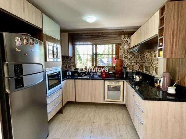 Deslumbre se: Casa Excepcional no Parque Pinheiro, um Refúgio de Estilo e Confo