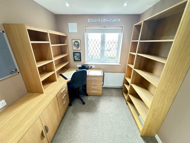 Detached 3 Bed Family Home in Wigmore, Luton Fully Furnished