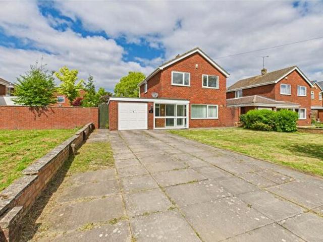 Detached House To Rent In Studland Close, Aylesbury, Buckinghamshire, HP21