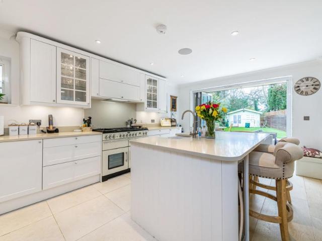 Detached House to rent with 4 bedrooms, Parke Road, London