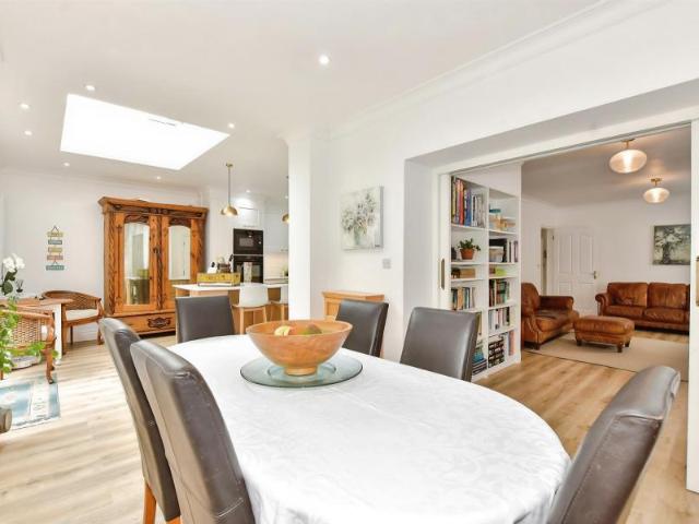 Detached House to rent with 5 bedrooms, The Street Adisham
