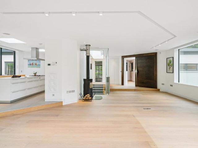 Detached House to rent with 5 bedrooms, Portsmouth Road, Esher